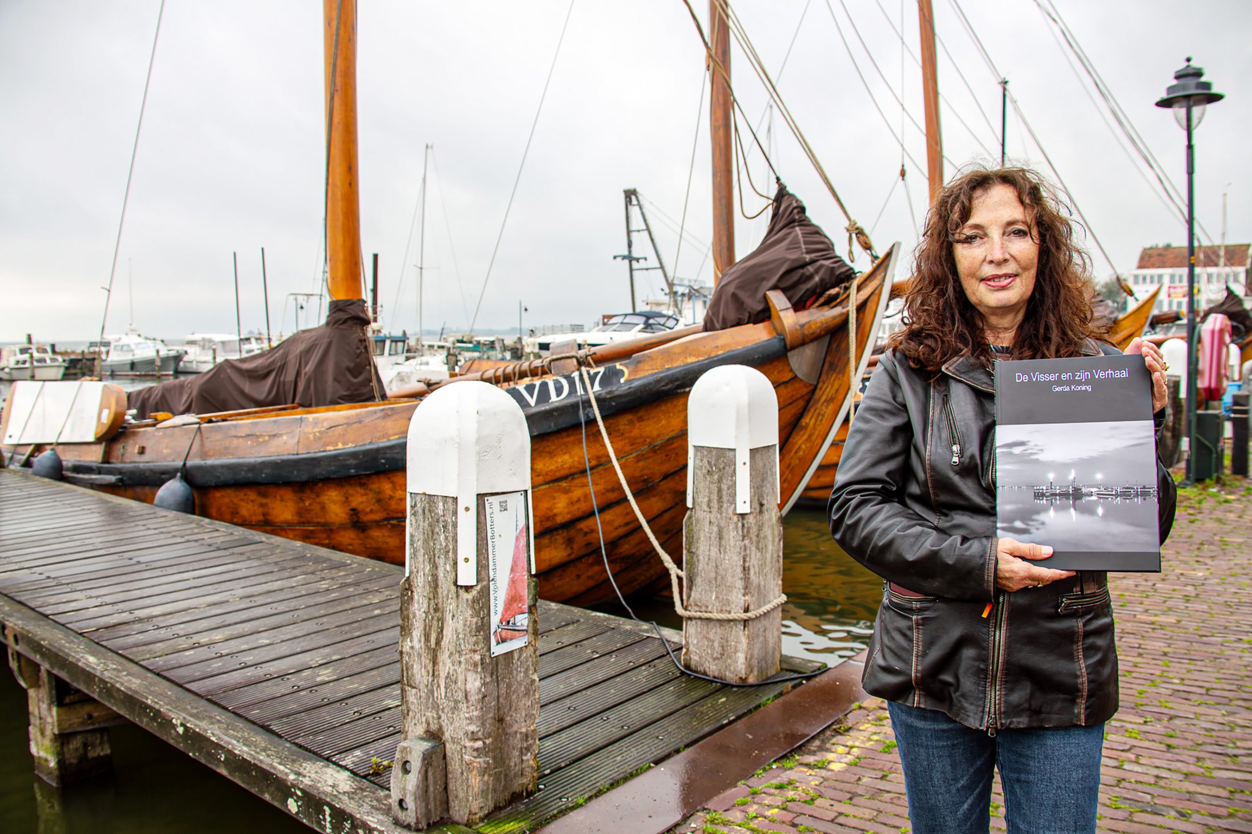 Gerda Koning komt met boek vol portretten en verhalen van de vissermannen - Nieuw-Volendam