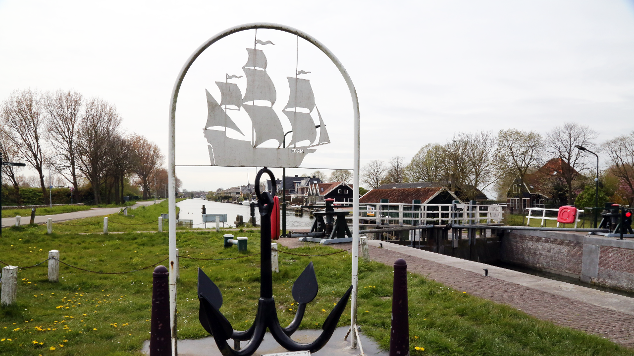 Sluis van Edam weer helemaal opgeknapt - Nieuw-Volendam