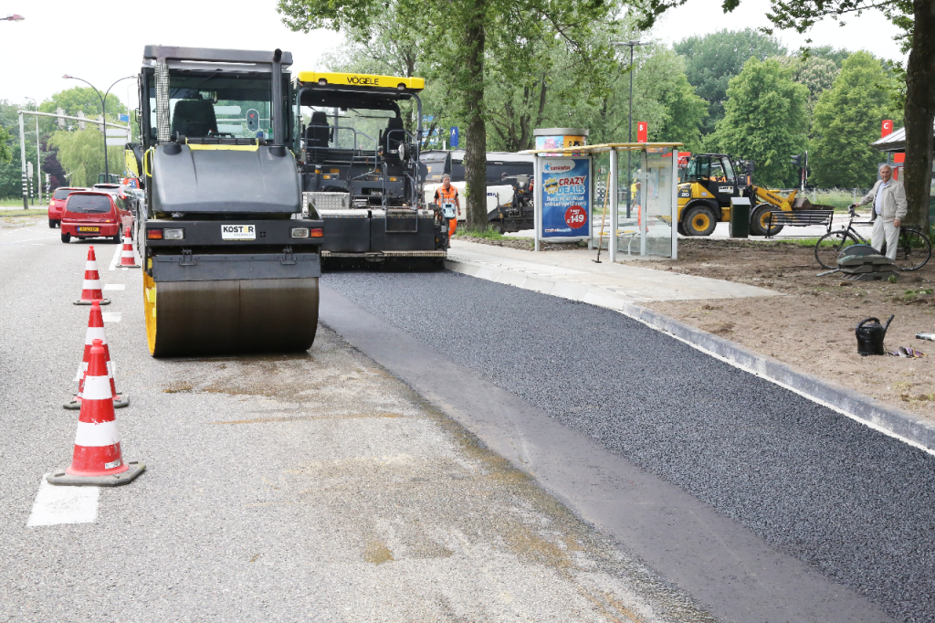 Asfalteren busstrook op de Singelweg - Nieuw-Volendam