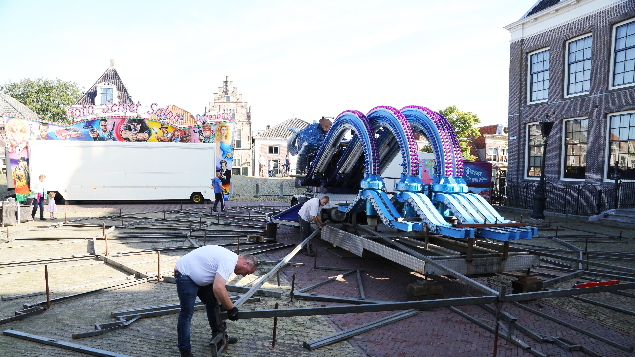 Opbouw van de kermis in Edam gestart - Nieuw-Volendam