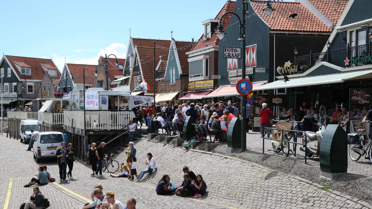 Veel toeristen op de dijk - Nieuw-Volendam
