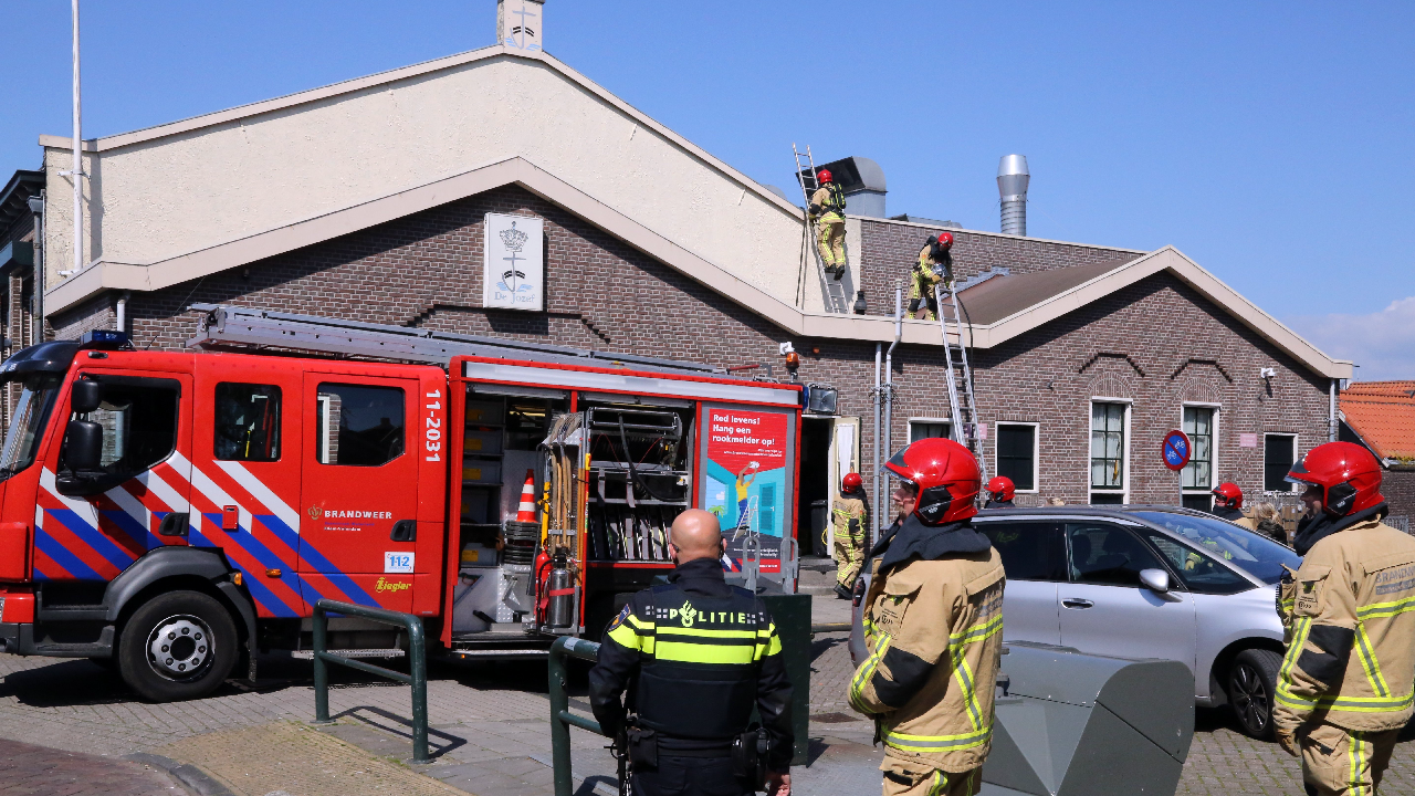 Brand op het dak van het Sint Jozefgebouw - Nieuw-Volendam