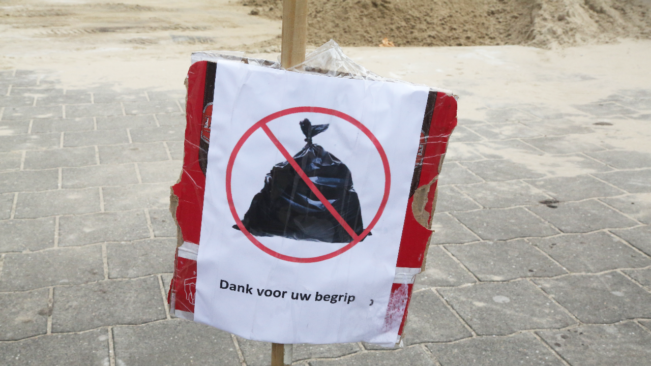 “Hier geen vuilniszakken” op de Ruige Muts - Nieuw-Volendam