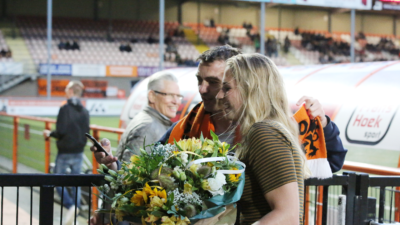 Huldiging van EK-kampioene Kelly Zeeman bij FC Volendam - Nieuw-Volendam