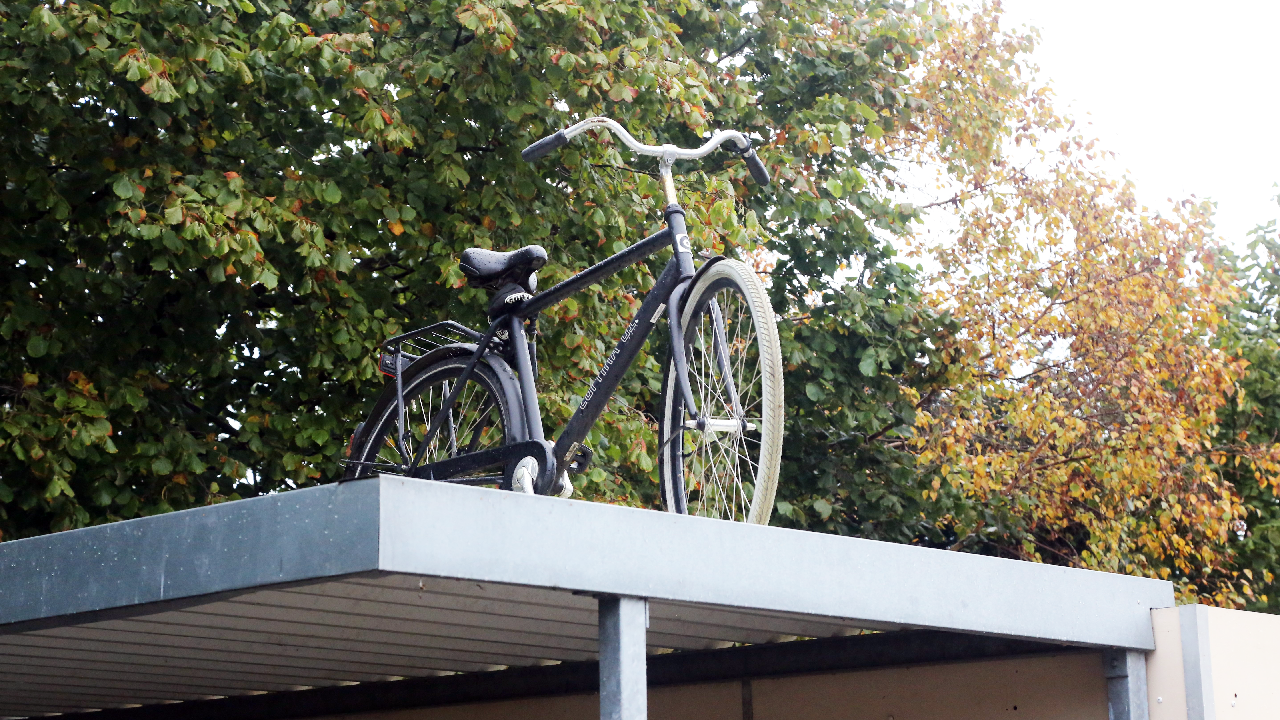 Fiets op dak van fietsenstalling Stadskantoor - Nieuw-Volendam