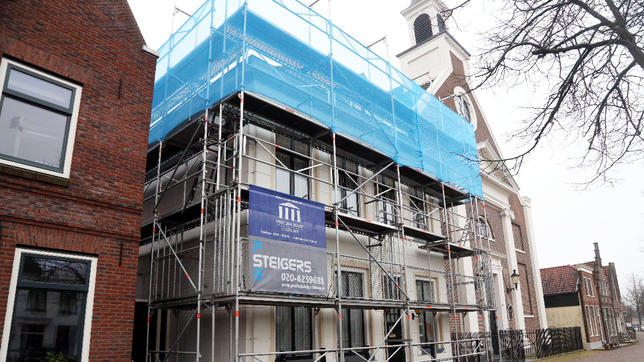 Onderhoudswerk aan gevel van de pastorie in Edam - Nieuw-Volendam