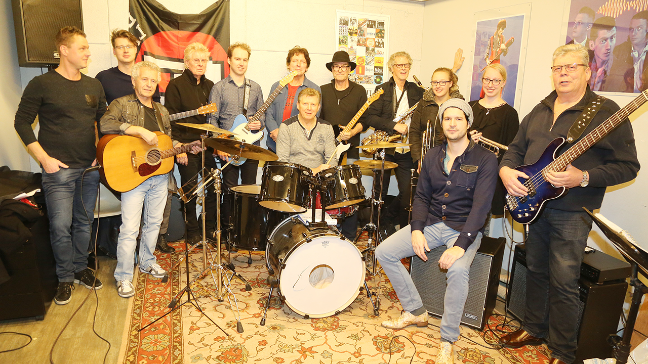 Veertien Veermannen vormen de band Veerman! - Nieuw-Volendam