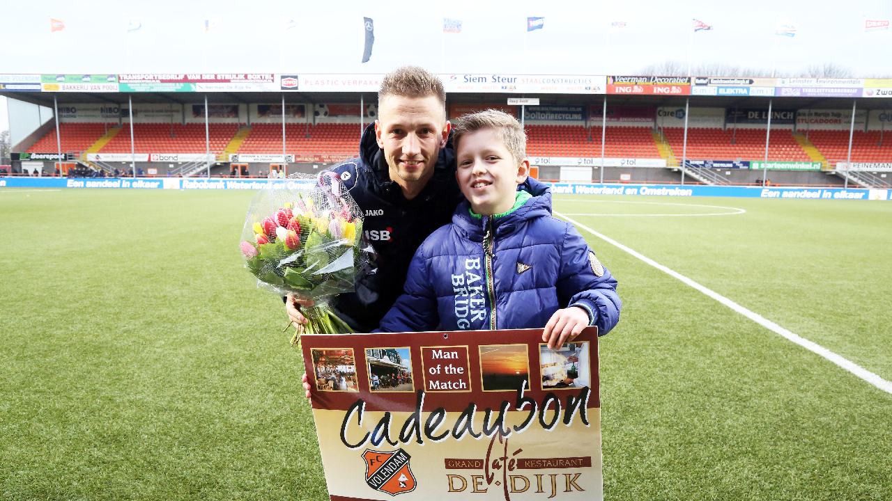 Roy Smit mascotte van FC Volendam - Nieuw-Volendam