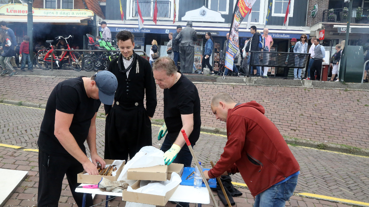 Johan Smit winnaar aalrookwedstrijd - Nieuw-Volendam