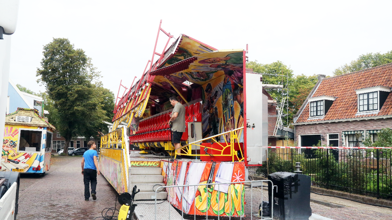 Opbouw kermis Edam in volle gang - Nieuw-Volendam