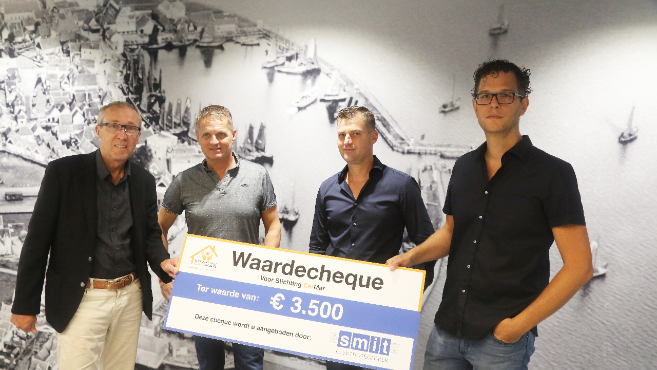 Cheque van Smit Elektra voor CarMar - Nieuw-Volendam