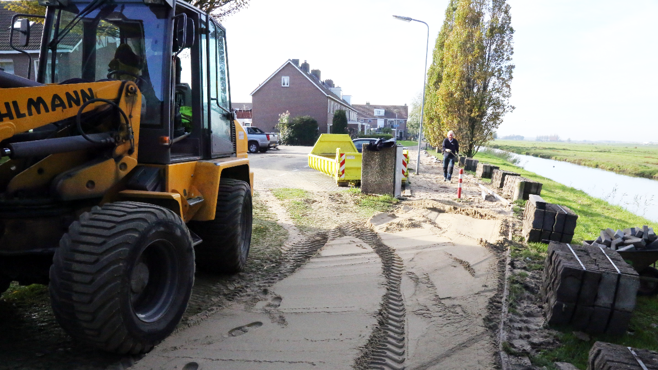 Herbestraten voet/fietspad bij de CAI-mast - Nieuw-Volendam