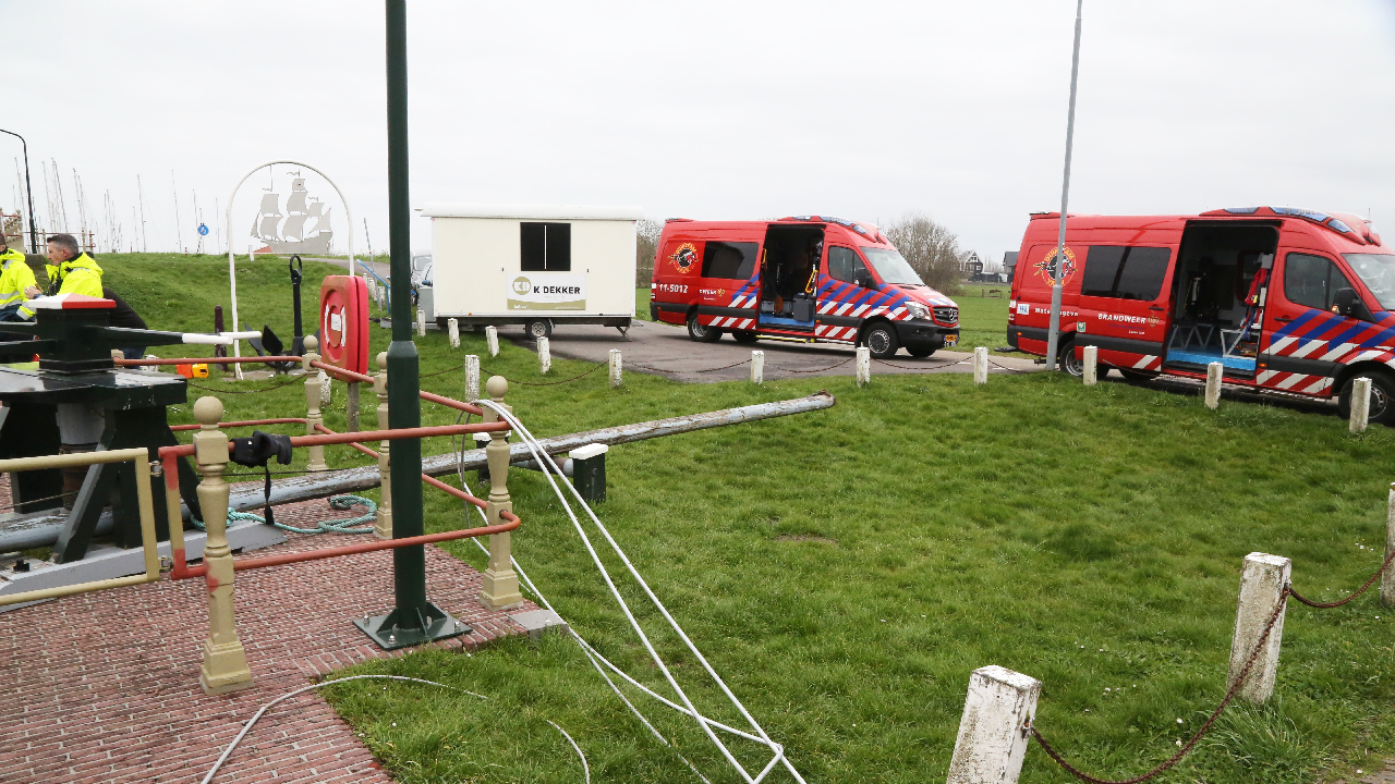 Oefening door duikteam Veiligheidsregio in sluis van Edam - Nieuw-Volendam