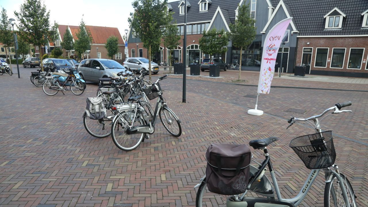 Fietsenstalling bij entree van het Havenhof - Nieuw-Volendam