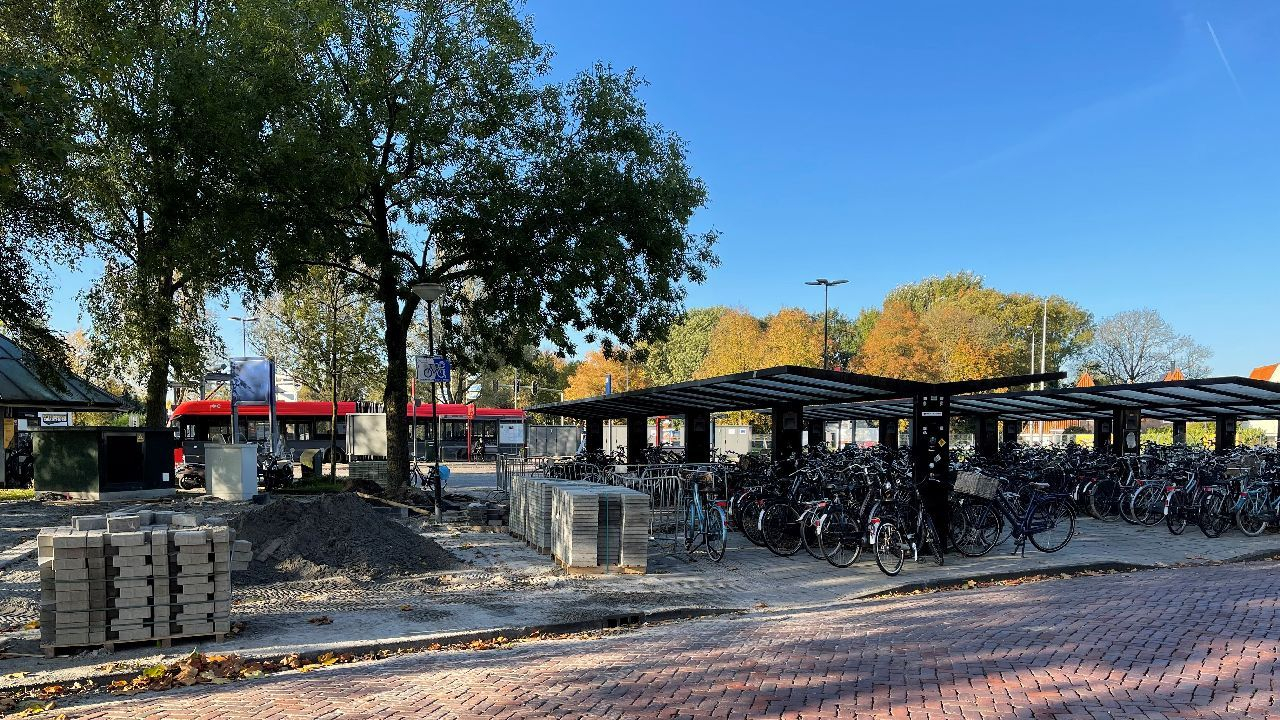 Fietsenstalling van busstation Edam onder handen genomen - Nieuw-Volendam