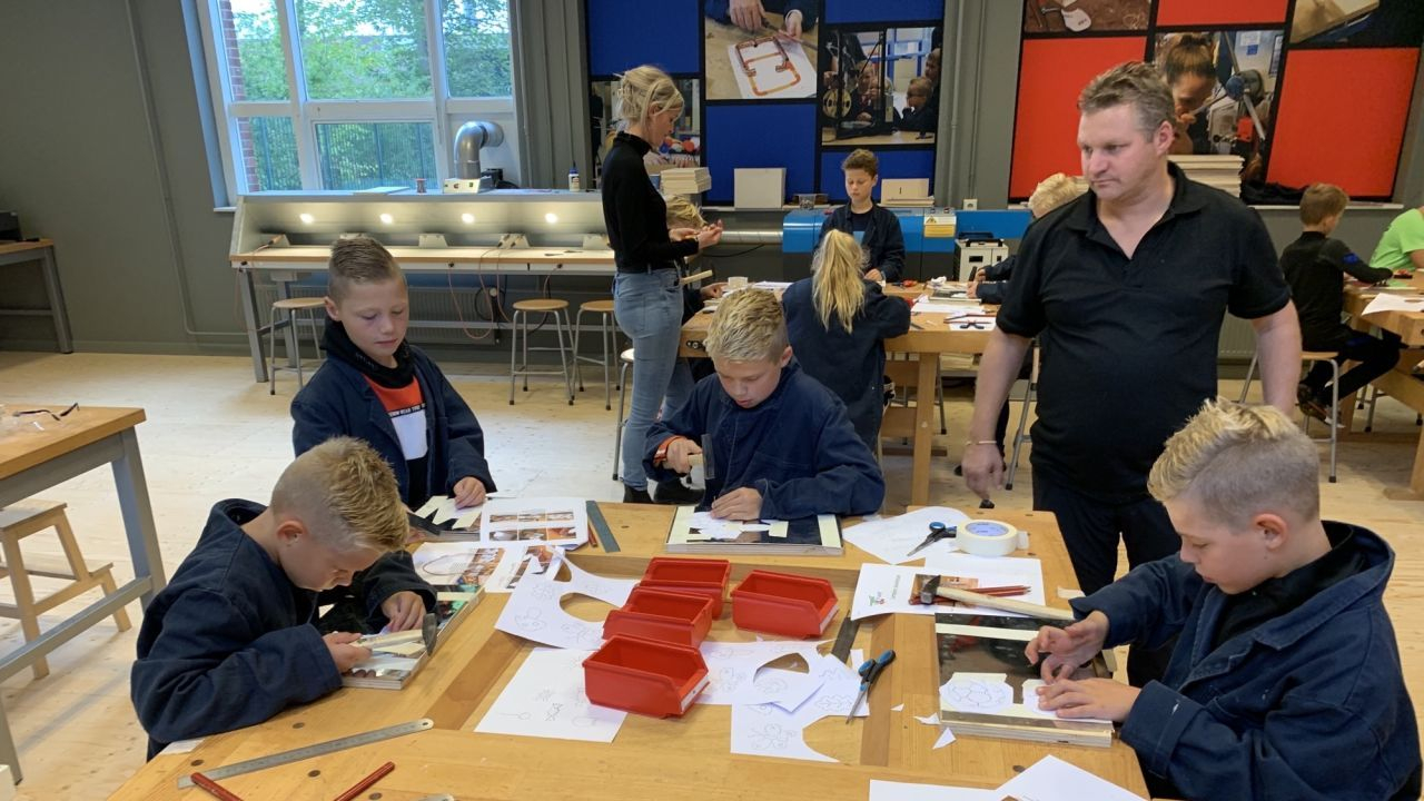 Basisschoolleerlingen knutselen op De Triade - Nieuw-Volendam