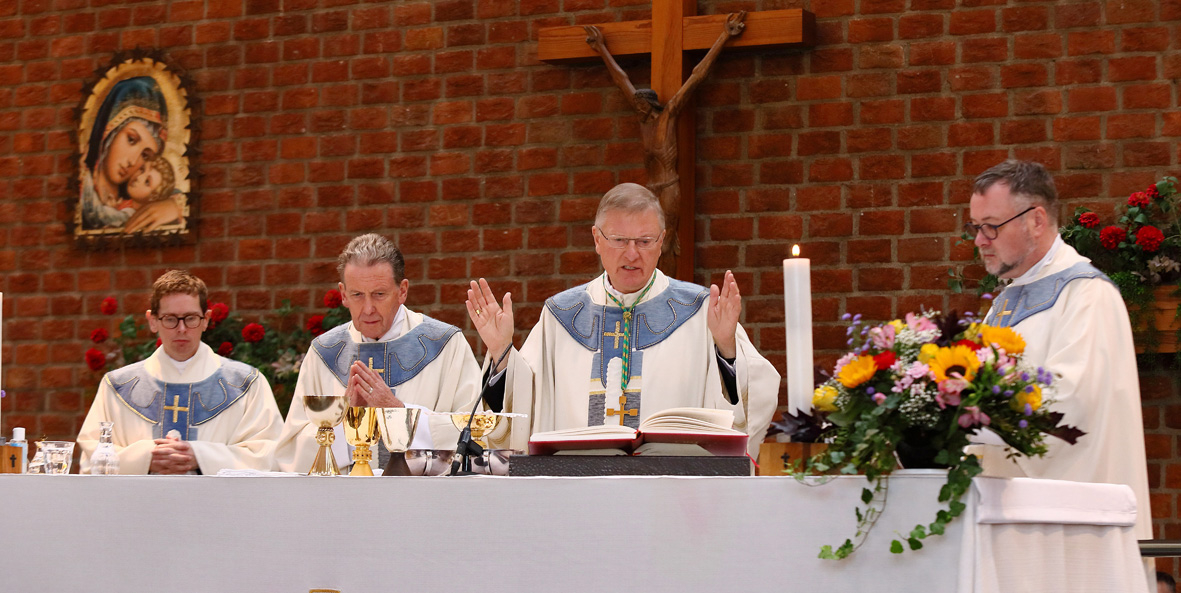 Bisschop gaat voor tijdens viering 60-jarig jubileum Mariakerk - Nieuw ...