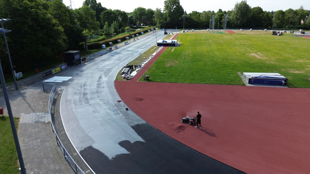 Aanleg nieuwe atletiekbaan in volle gang - Nieuw-Volendam Aanleg nieuwe atletiekbaan in volle gang - Nieuw-Volendam