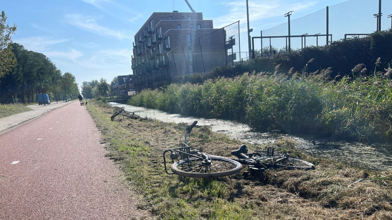 Fietsen uit de sloot gevist - Nieuw-Volendam