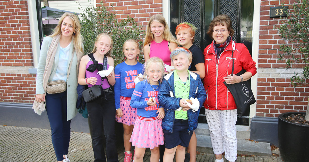 Warming-up voor tropische kermis - Nieuw-Volendam