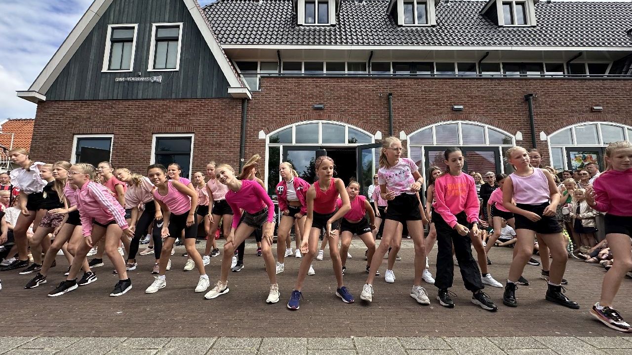 Dansdemonstraties van Leeflang | Koning tijdens Volendammerdag goed ...
