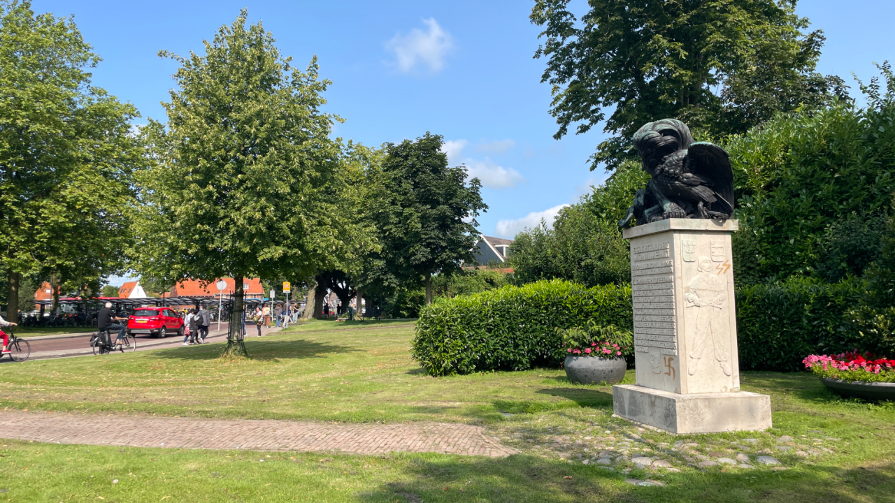 Oorlogsmonument beklad met nazisymbolen: ,,Diep triest” - Nieuw-Volendam
