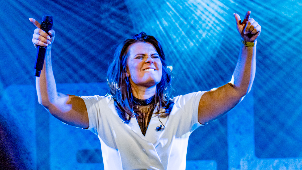 Mell ‘geniet zó’ bij albumpresentatie in De Melkweg - Nieuw-Volendam