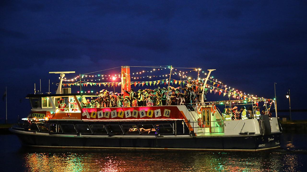 Prachtige intocht Sinterklaas - Nieuw-Volendam