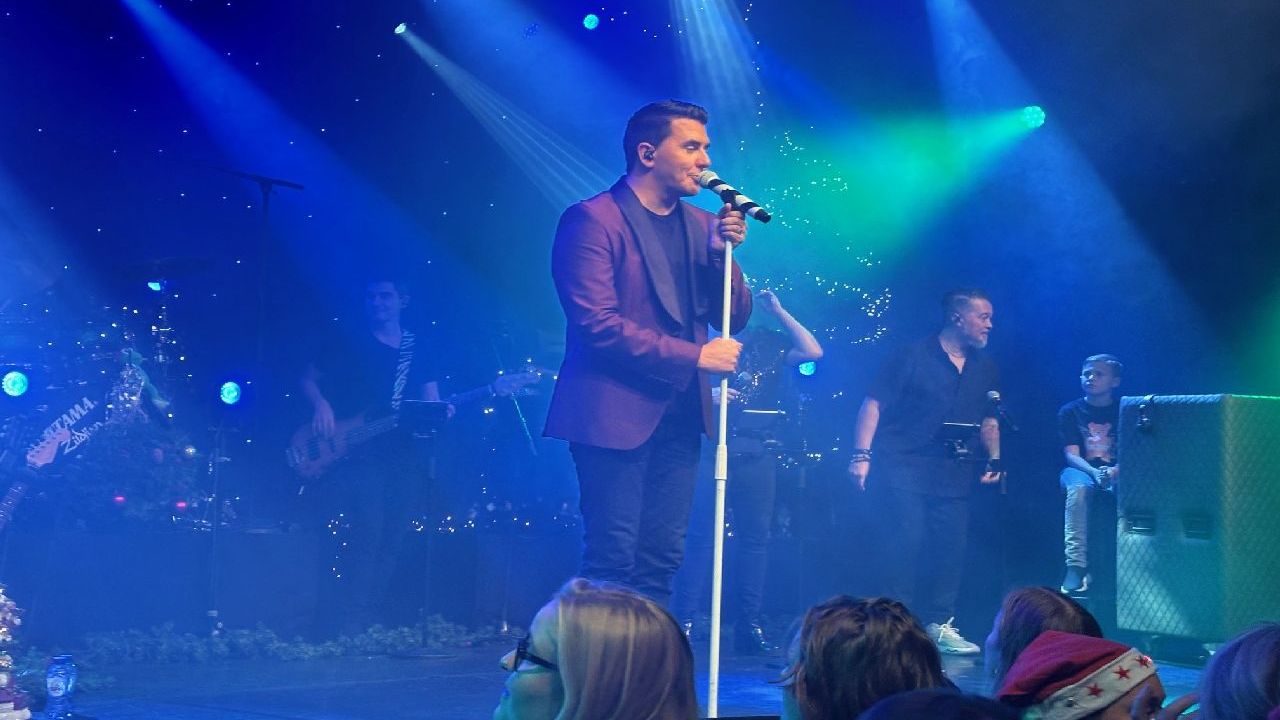 Volendam zingt mee met Jan Smit tijdens uitverkochte kerstconcerten ...