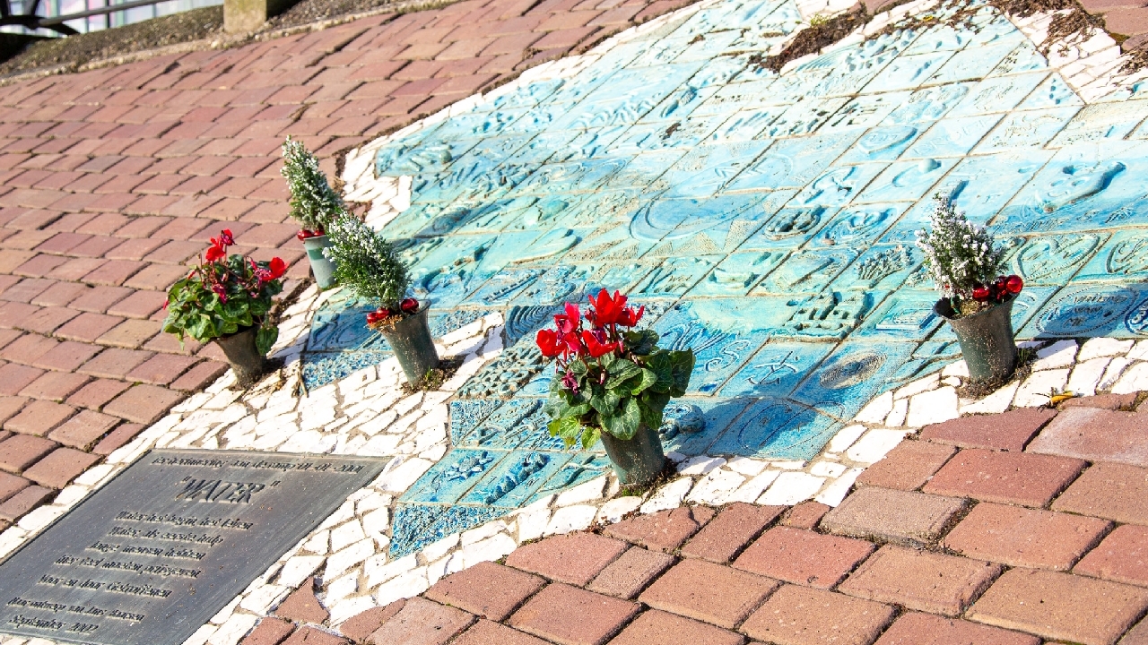 Kerstboompjes sieren monument op de Dijk - Nieuw-Volendam