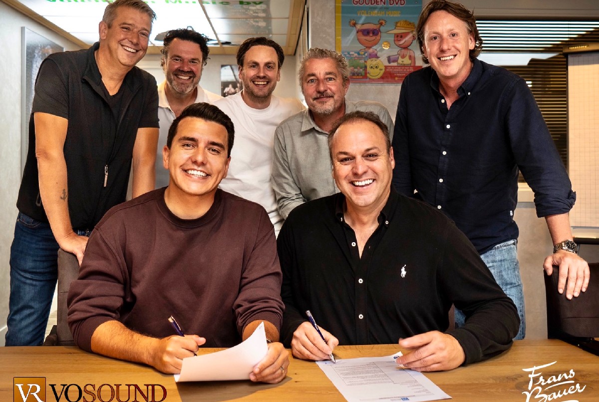 Frans Bauer tekent contract bij Jan Smit - Nieuw-Volendam