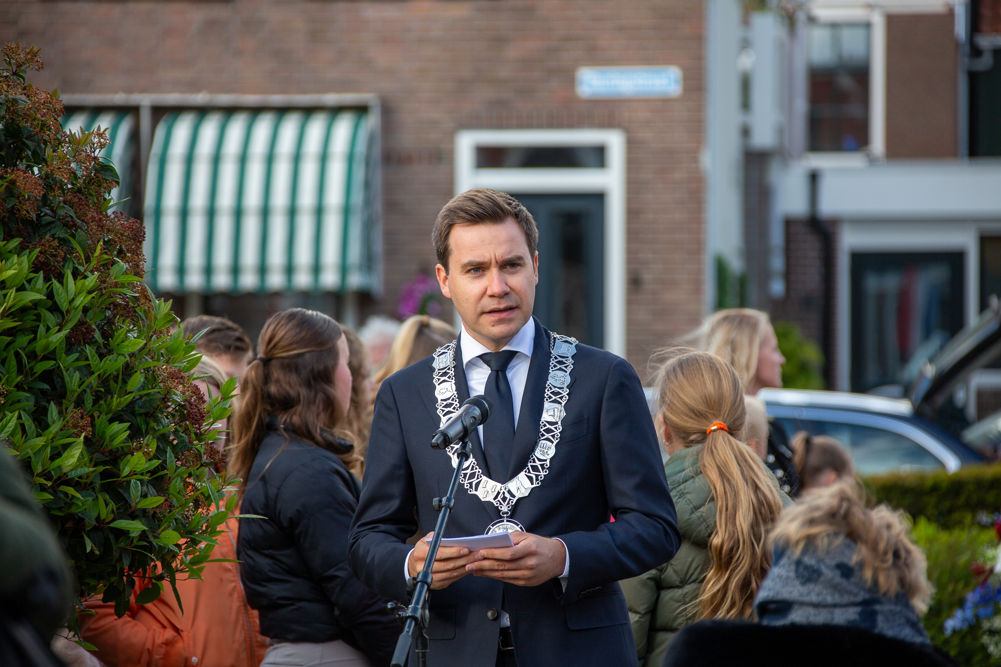 Burgemeester Beukers ontbijt met leerlingen - Nieuw-Volendam